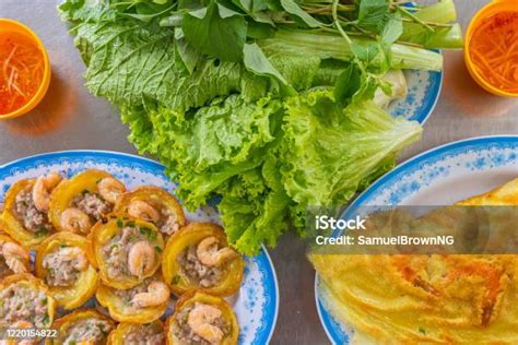 전통 베트남 새우 팬케이크와 야채와 생선 소스를 곁들인 크레이프 고기에 대한 스톡 사진 및 기타 이미지 고기 고명 길거리 음식 Istock