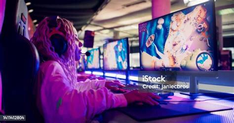 비디오 게임 Esport 챔피언십에서 경쟁하는 아프리카 민족 선수들과 다양한 노란색 프로 게이머 팀 이벤트에 대한 스톡 사진 및