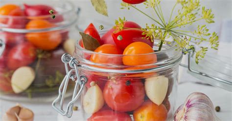 건강한 비건 음식을 만들기 위한 비행 재료 절인 야채 보존을 위해 준비중인 토마토 깨끗한 식사 채식 음식 개념 사진 Unsplash의 구성 이미지