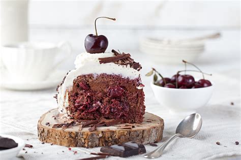 블랙포레스트 케이크 장식된 휘핑크림 체리를 수확해보세요 슈바르츠발트 파이 케이크에 대한 스톡 사진 및 기타 이미지 케이크 숲 검은색 Istock