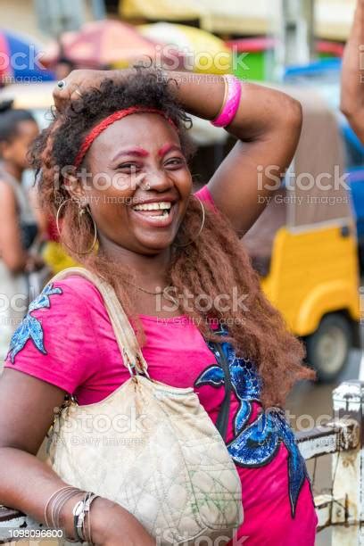 카메라 코가 수 마다 가스 카 르에서 상업 센터에 방책에 기대어 보고 웃 고 화려한 옷에 로컬 마다가스카르의 여자 마다가스카르에 대한 스톡 사진 및 기타 이미지 Istock