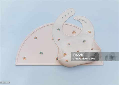 밝은 파란색 배경에 실리콘 턱받이 플랫 레이 이유식 첫 번째 수유 컨셉제공 플랫 레이 복사 공간 상단 보기 이유식에 대한 스톡 사진 및 기타 이미지 Istock