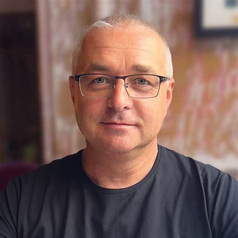 🇩🇪 Красный протест Примитивный ум Антисемитские активисты облили красной краской приёмную