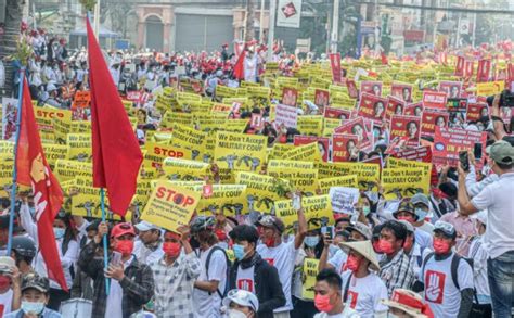 ရဲနှင့်စစ်တပ်၏ အကြမ်းဖက်ပစ်ခတ်မှုကြောင့် သေဆုံးသွားသည့် မောင်ဝေယံထွန်းအတွက် လွမ်းသူပန်းခွေခ