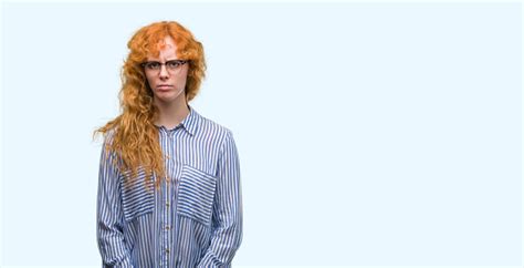 빨강 머리 젊은 탈취 여자 의심 하 고 긴장 찡그림 문제 때문에 화가 부정적인 사람입니다 감정에 대한 스톡 사진 및 기타 이미지 Istock