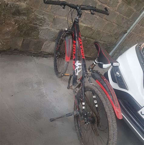 Nửa đêm gặp bé gái đi xe đạp bị lạc hành động của tài xế taxi gây xúc động