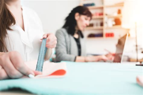 두 젊은 양 장점 직물 디자인 국에 협력 재 봉사 여자 통치자를 가진 직물의 조각을 측정합니다 중소 기업 2명에 대한 스톡 사진 및 기타 이미지 Istock