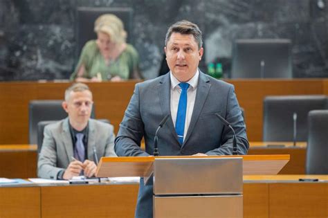 Aleš Rezar Bo Preiskoval Ali Se Politika Vpleta V Policijo