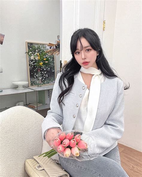 곧 트위드 계절이 와요 ꒰⑅ ̎ ꒱ 그래서 제가 찾던 ️기본 컬러보단 은은한 파스텔컬러 ️금장 단추보단 봄 여름이니까 실버 단추 ️크롭이나 오버핏 숄더 라인보단