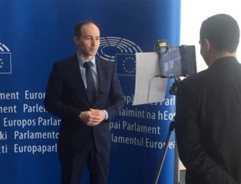 РЕЗИЛ ВИЖТЕ ИЗМАМАТА КАК ГЕРБ ЕВРОДЕПУТАТ УЖ ГОВОРИ ГЛАДКО ПРЕД КАМЕРА СЛОЖИЛИ МУ ЛИСТ ДА ЧЕТЕ