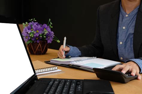 재정 고문 계산기를 사용 하 여 수익 및 예산 계산 회계사는 회계를 하 고입니다 회계 계산 만들기 경제에 대한 스톡 사진 및 기타 이미지 Istock