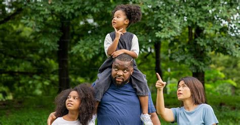 행복한 혼혈 가족 귀여운 딸이 손을 잡고 공원에서 함께 걷고 있는 두 부모 사진 Unsplash의 아프리카 계 미국인 가족 이미지