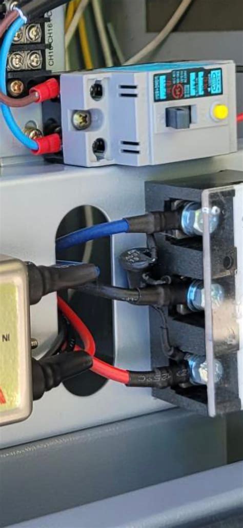 전기 단자대에 검은색 저항 지식in