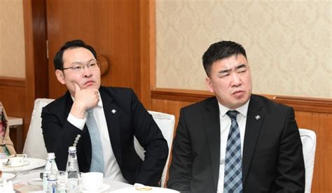 Шинээр сонгогдсон гишүүд номын дуу сонслоо