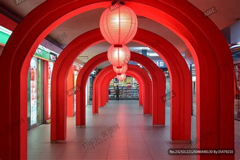 Ai创作图红色拱廊 红灯笼走廊 红灯笼通道 挂着红灯笼的走廊 超市长廊 红灯笼走道 元宵地铁 喜庆廊道 挂红灯笼的通道 喜庆拱门廊道 红色的走廊 红灯笼幕墙拱门 超市拱门 红色过道 超市走廊