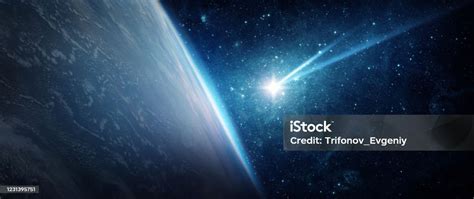 혜성 소행성 운석은 별이 빛나는 밤 하늘의 배경에 지구로 비행 지구의 안전을 위협하는 떨어지는 혜성의 빛나는 소행성과 꼬리 T 운석에 대한 스톡 사진 및 기타 이미지