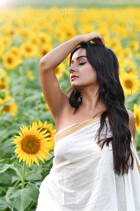 Priyanka Banerjee Rblouselesssaree