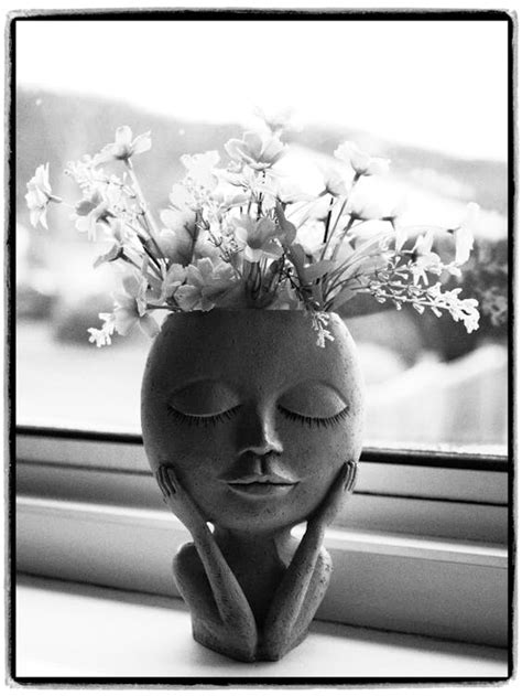 감정적인 꽃 머리 꽃꽂이 꽃병 눈길 도기 독특한 디자인 명상 적 무늬가 있는 꽃병 미니멀리스트 블랙 앤 화이트 빈티지 모양 상세한 세라믹 꽃병