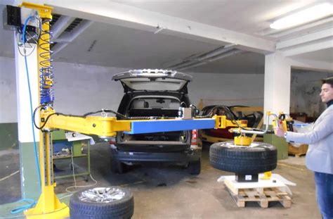 Intelligent Device For Handling Loads In A Small Area