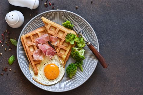 어두운 배경에 계란 프로슈토 브로콜리와 아침 식사를위한 벨기에 와플 건강한 생활방식에 대한 스톡 사진 및 기타 이미지 건강한 생활방식 건강한 식생활 계란 노른자