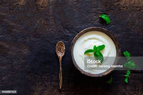 그리스 요구르트 또는 사워 크림은 어두운 테이블 상단 보기에 나무 그릇에 민트 잎을 곁들입니다 건강한 음식 영양 0명에 대한 스톡 사진 및 기타 이미지 Istock