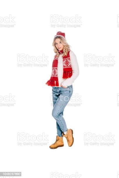 스웨터 스카프 및 모자 흰색 절연 카메라 보고 있는 아름 다운 젊은 여자의 전체 길이 보기 겨울에 대한 스톡 사진 및 기타 이미지 Istock