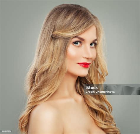 긴 웨이브 머리와 붉은 입술 화장 아름 다운 금발 머리 여자 매력적인 아름다움 건강관리와 의술에 대한 스톡 사진 및 기타 이미지 건강관리와 의술 건강한 생활방식 곱슬