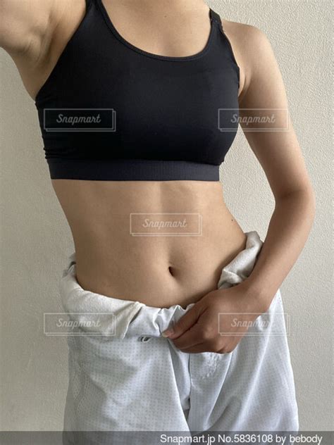 スリムな女性の写真・画像素材 5836108 Snapmart（スナップマート）