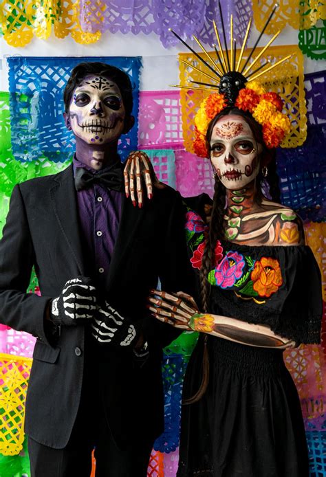 남자 다채로운 드레스 디아 데 로스 미아 테스 머리 장식물 멕시코 멕시코 문화 멕시코 전통 바디 페인팅 설탕 두개골 수직 쐈어 얼굴 그림 여성 죽음의