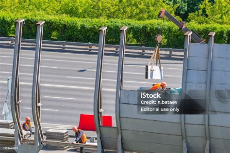 Ru 모스크바 07062021 근로자들이 도로로 소음 장벽을 수리하고 있습니다 주거 지역에서 리노베이션 작업 고속도로에 대한 스톡 사진 및 기타 이미지 Istock