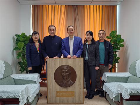 设计艺术学院向四川社会科学馆捐赠 青年茅以升”浮雕铜像 设计艺术学院