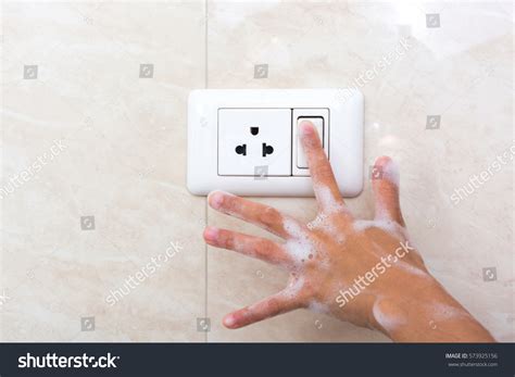 Как можно засунуть пальцы в розетку 81 фото