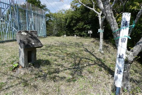 滝田城の写真八幡台の祠と標柱 まーちゃんさん 攻城団