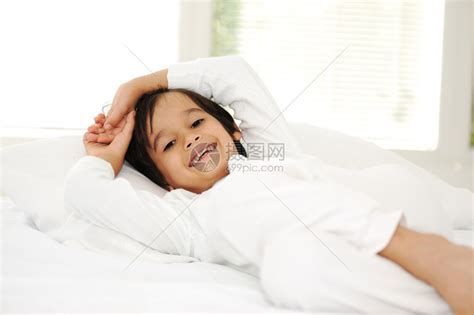 孩子睡在床上快乐的睡觉时间高清图片下载 正版图片507070295 摄图网