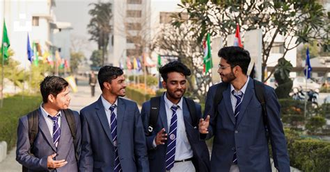 한 무리의 젊은이들이 보도를 걷고 있다 사진 Unsplash의 무료 도시 이미지