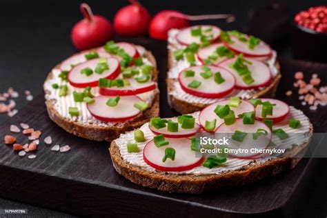 크림 치즈 무와 파를 곁들인 맛있는 샌드위치 또는 브루스케타 0명에 대한 스톡 사진 및 기타 이미지 0명 건강한 식생활