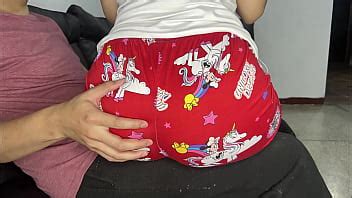 Hijastra Inocente Sentada En Las Piernas De Su Padrastro Para Comer Mientras El Pervertido