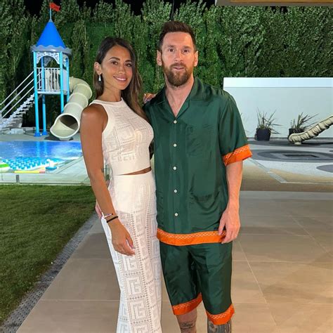 Neben Todschicker Ehefrau Messi Sorgt Mit Schr Gem Outfit F R Spott Im