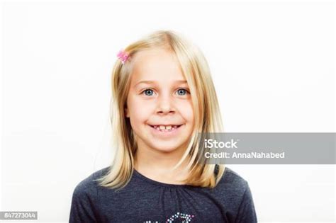 흰색 배경에 고립 된 파란 눈을 가진 귀여운 금발 여자의 스튜디오 샷 56 세 아이 귀여운에 대한 스톡 사진 및 기타 이미지 귀여운 놀이 매력적인 Istock