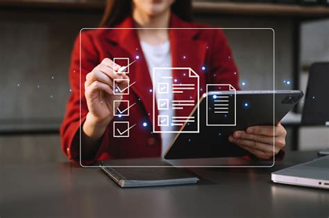 체크리스트 및 온라인 설문 조사 양식 작성 문서 관리 시스템 Dms 평가 양식 설문지 체크리스트 품질 관리 및 정확성 완전성 확인노트북 및 태블릿 사용 Performing