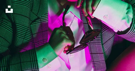 회색과 흰색 핀스트라이프 블레이저를 입은 여자 녹색 스마트폰을 들고 있다 사진 Unsplash의 무료 여자 이미지