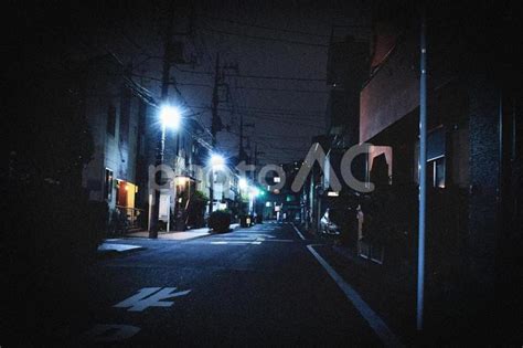 街灯に照らされる夜の住宅街 No 2368002｜写真素材なら「写真ac」無料（フリー）ダウンロードok