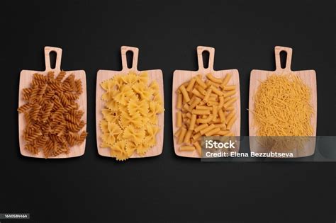 도마에 다양한 마른 파스타 종류와 모양 텍스트를 위한 복사 공간이 있는 평면도 0명에 대한 스톡 사진 및 기타 이미지 0명 건강한 생활방식 건강한 식생활 Istock