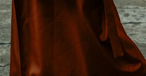 가을 패션 가죽 부츠 갈색 코트 거리 사진 거리 스타일 걷고 있는 검정 부츠 겉옷 겹겹이 옷차림 낮 도시 패션 도시의 디자이너 코트 매거진 배낭