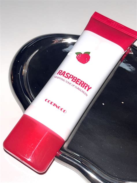 톤업 선크림 기강 잡으러 오셨다 🍓 여름이라 두꺼운 파데 손이 진짜 안가네요