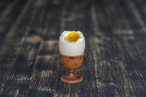나무 테이블 배경에 계란 컵에 부드러운 삶은 계란 클로즈업 달걀 반숙에 대한 스톡 사진 및 기타 이미지 달걀 반숙 0명