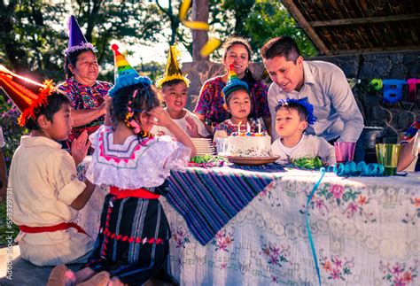 Familia Celebrando La Fiesta Cumplea Os En El Parque Padre Celebra El Cumplea Os De Su Peque O