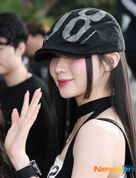 베이비몬스터 아사 당겨보는 다정한 꽃미소 [포토엔hd]