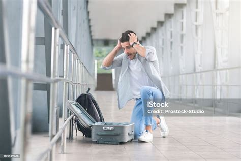 공항에서 자신의 수하물을 확인하는 절망적이고 충격적인 승객 상기시켜 주는 것에 대한 스톡 사진 및 기타 이미지 상기시켜 주는 것 남자 공항 Istock