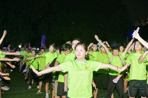 华中科技大学荧光夜跑点亮青春之火